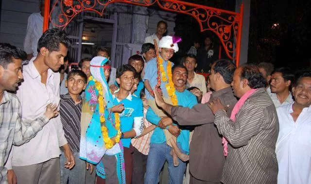 होली की अनोखी परंपराः दो लड़कों की आपस में करवाई जाती है शादी